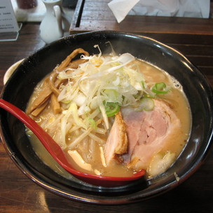 有名店が目白押し！池袋で絶対食べたい人気のラーメン店【8選】 | icotto（イコット）